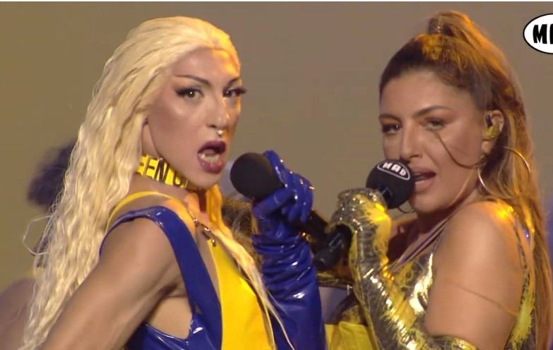 Η Λαρισαία Holly Grace «τα σπάσε» στη σκηνή των βραβείων Mad σε ...